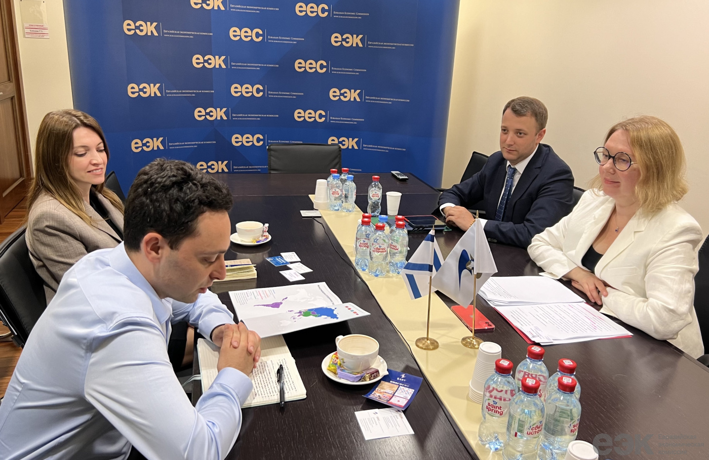 EEC and Israel develop business contacts